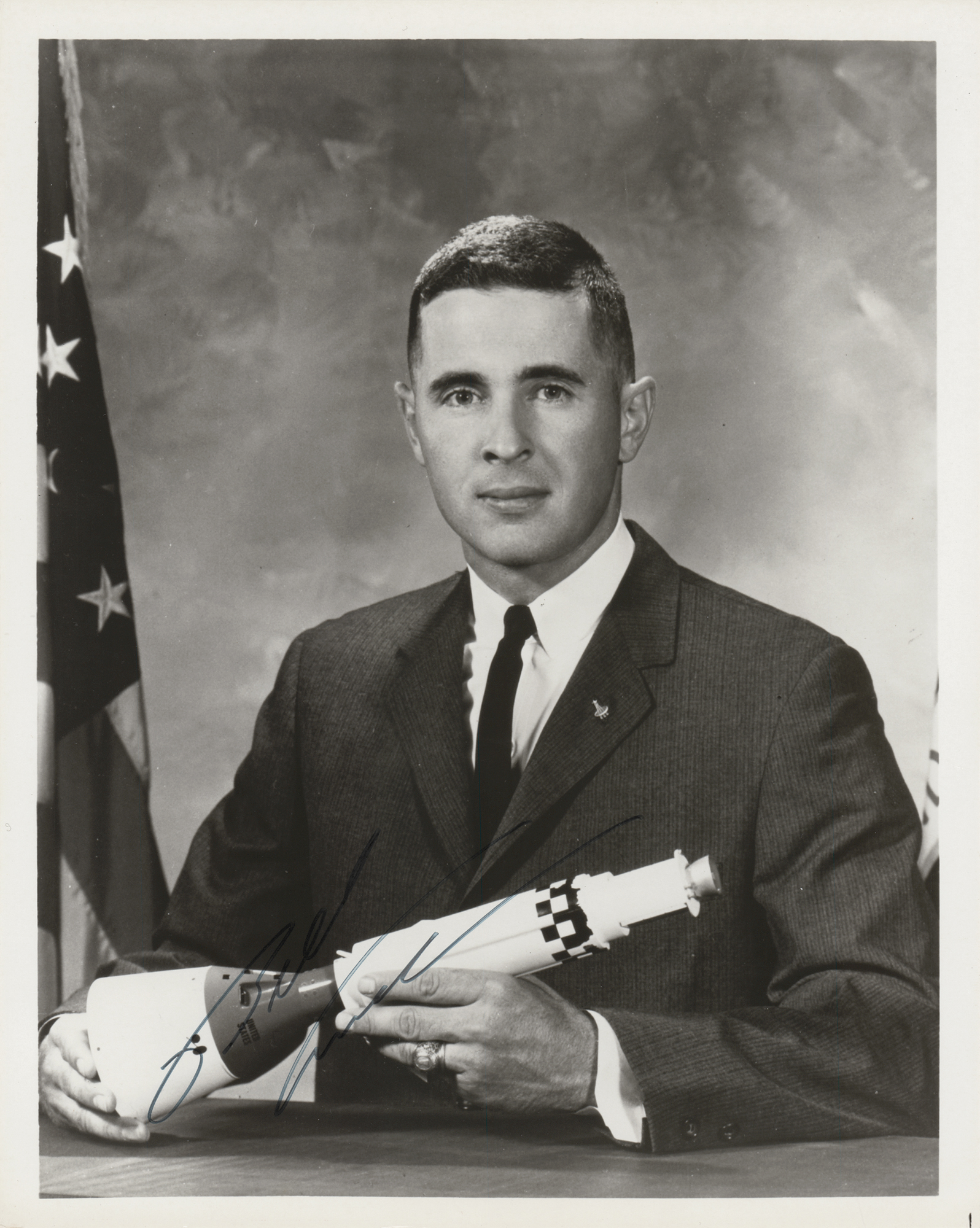 Bill Anders Signed Photograph | RR Auction