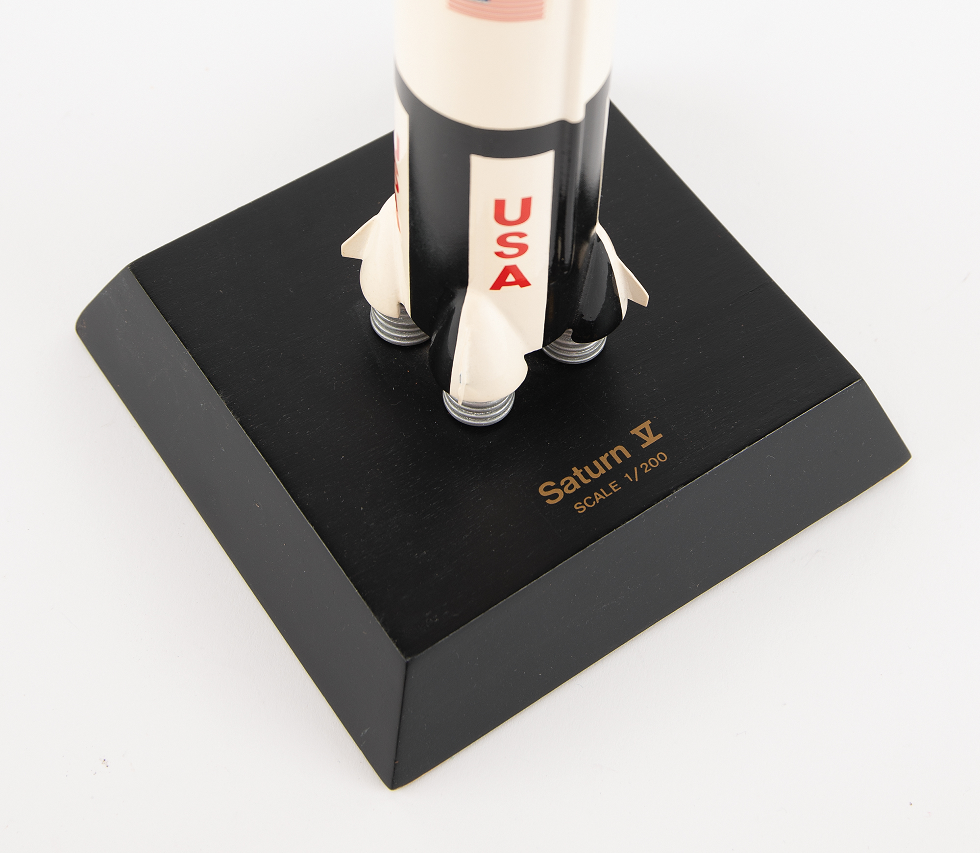 Saturn V and Space Shuttle Discovery Models | RR Auction