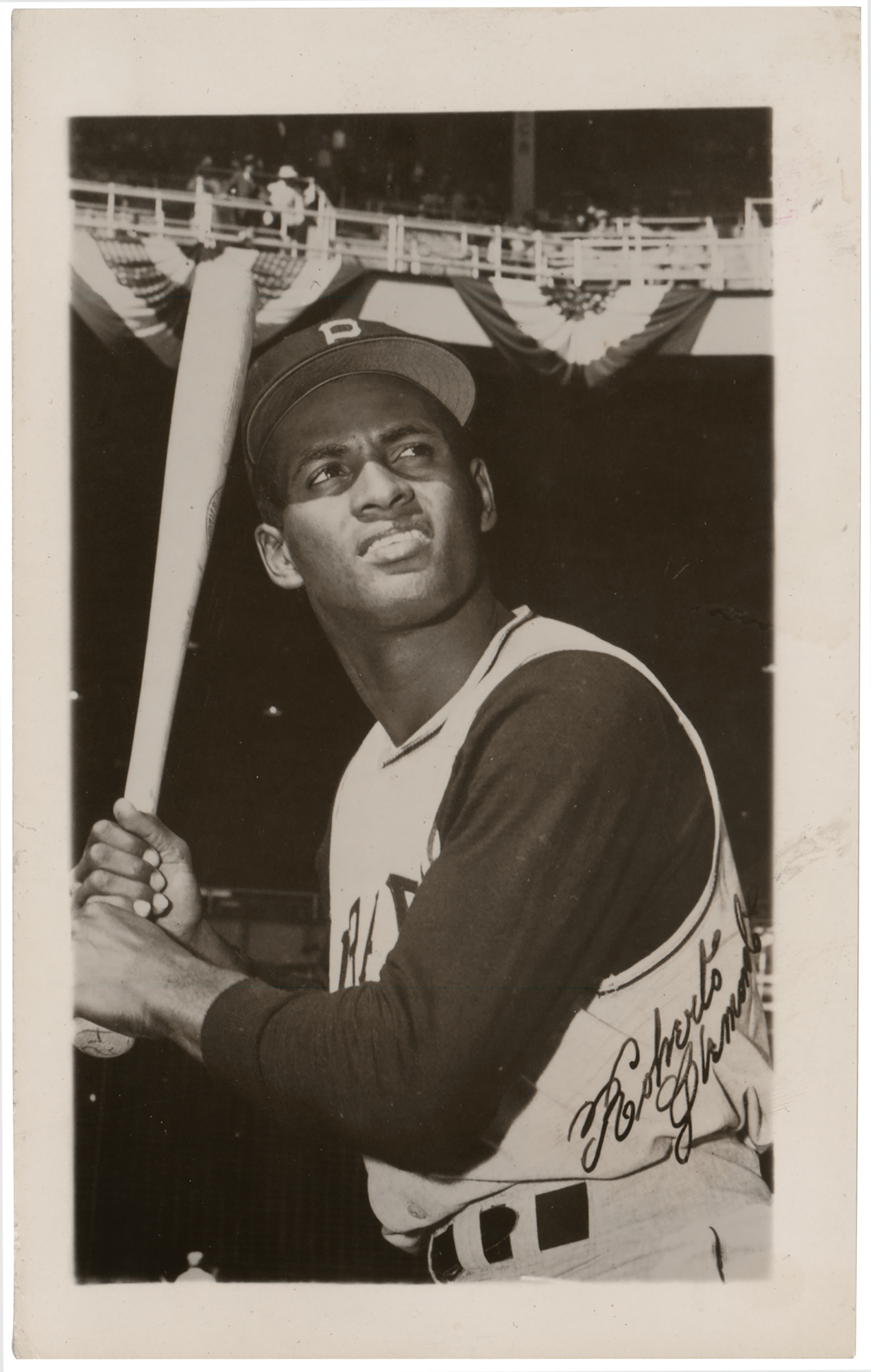 Roberto Clemente Signed Photograph | RR Auction